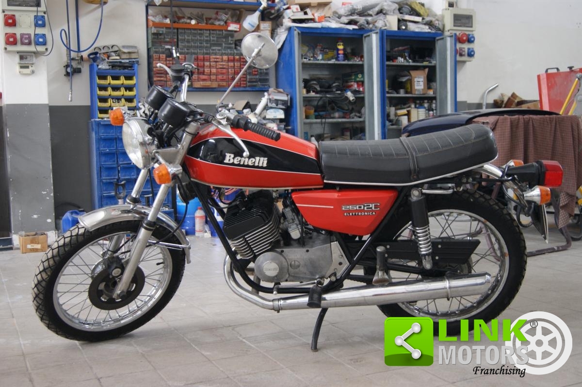 Vendo MOTO BENELLI 250 2C DEL 1975 CON LIBRETTO ORIGINAL